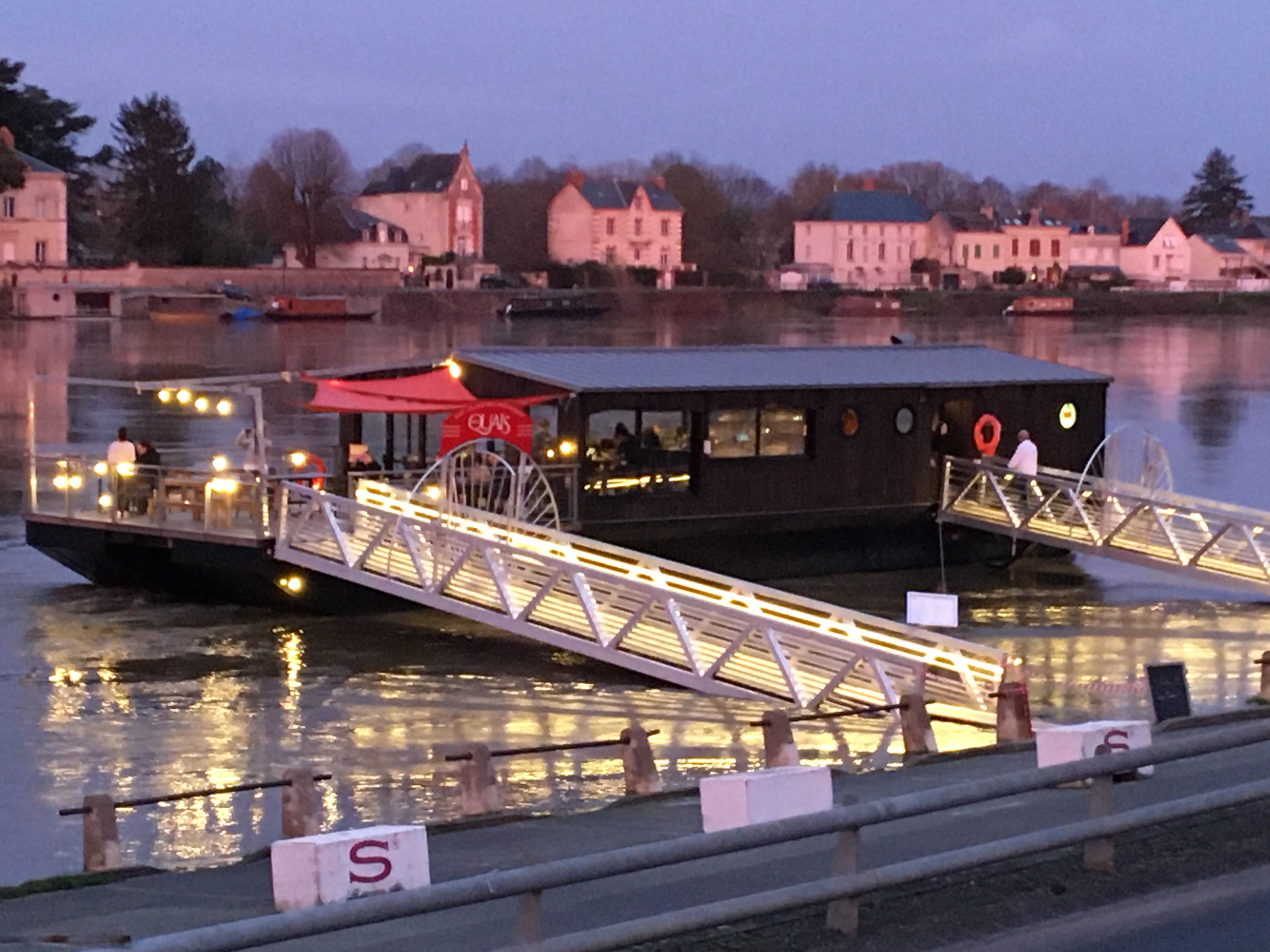 Bateau Bar Restaurant Sur les Quais - Saumur Val de Loire Tourisme
