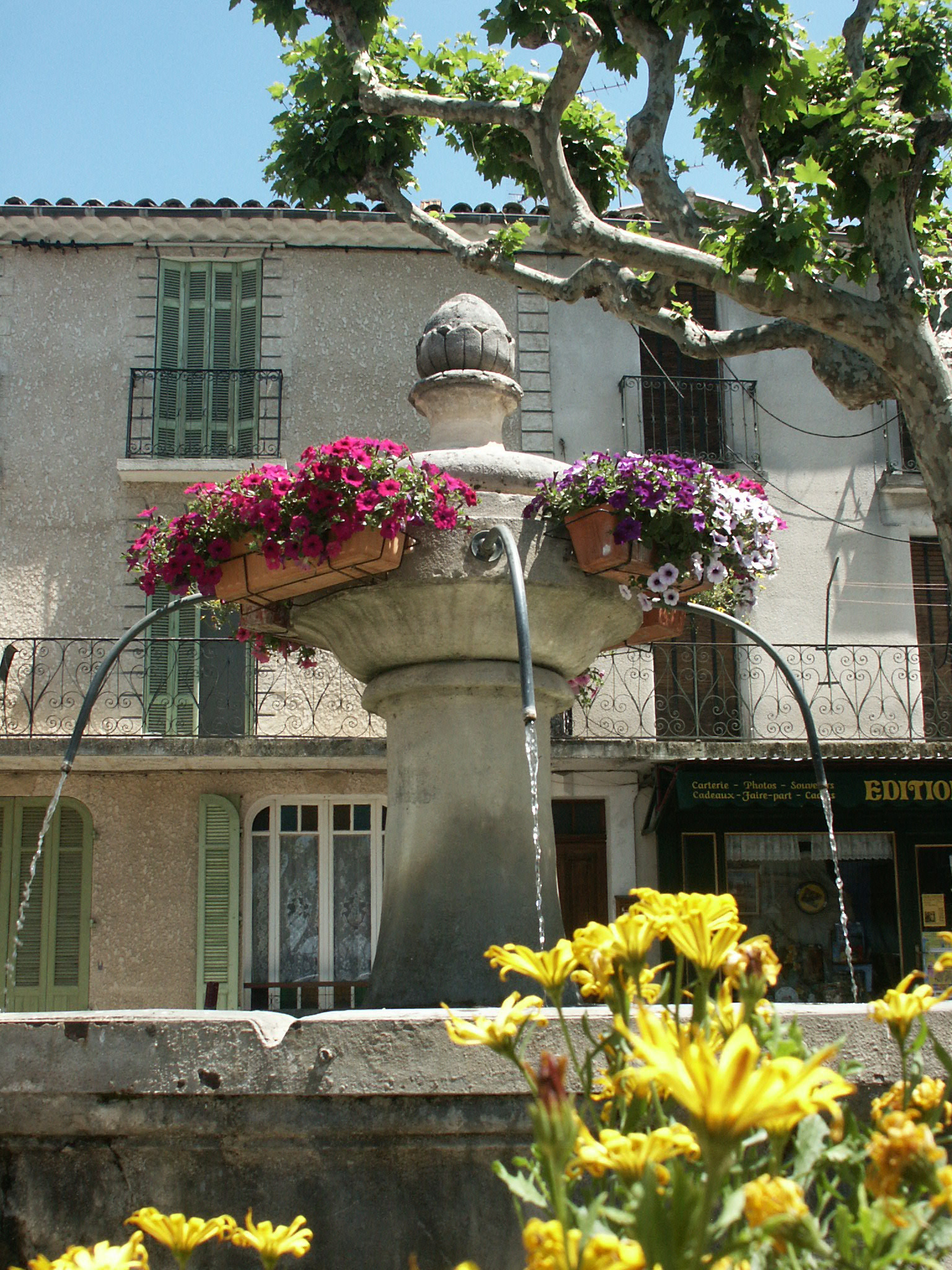 Brunnen des Place Itard, historische Stätte und Denkmal in Oraison ...