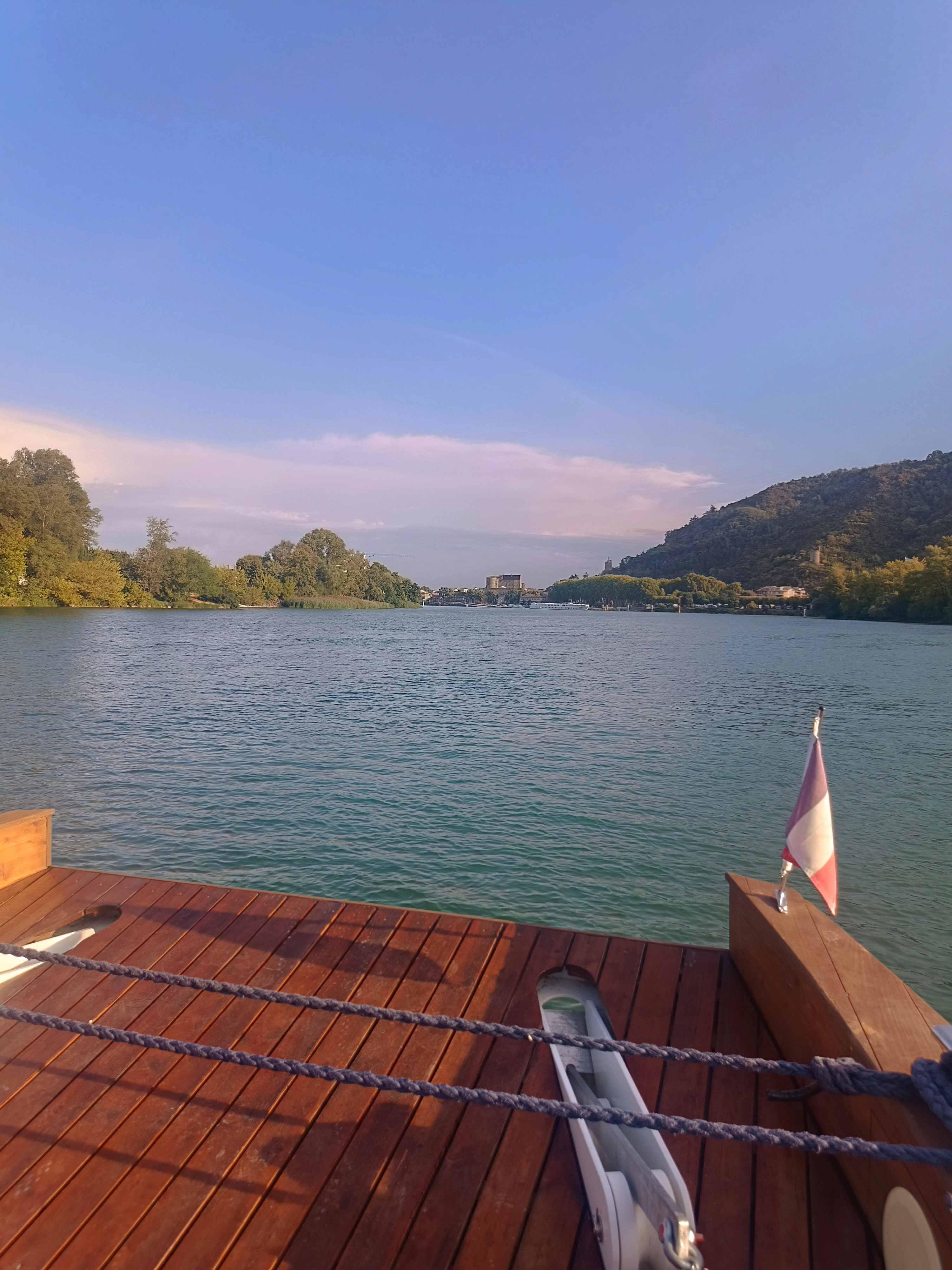 Musikfest auf der Rhône: Festliche Bootsfahrt & DJ-Set – Les Canotiers ...
