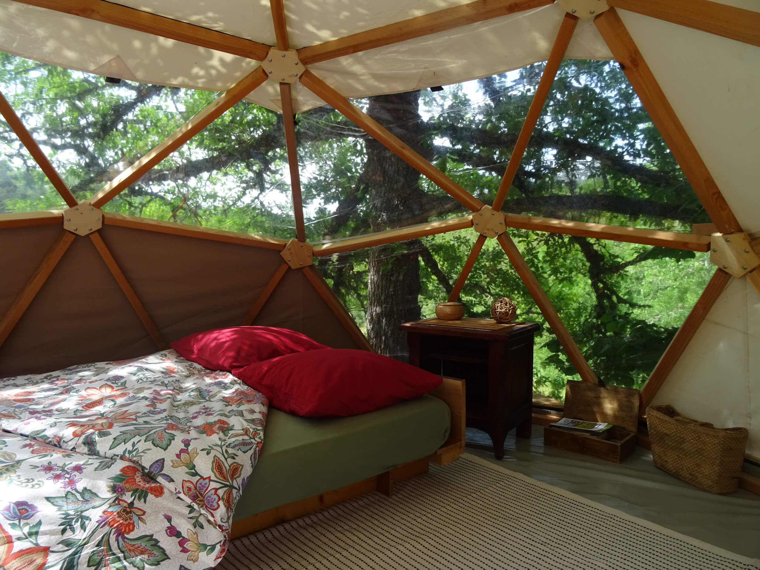 Dôme géodésique sur terrasse suspendue - Auvergne-Rhône-Alpes Tourisme