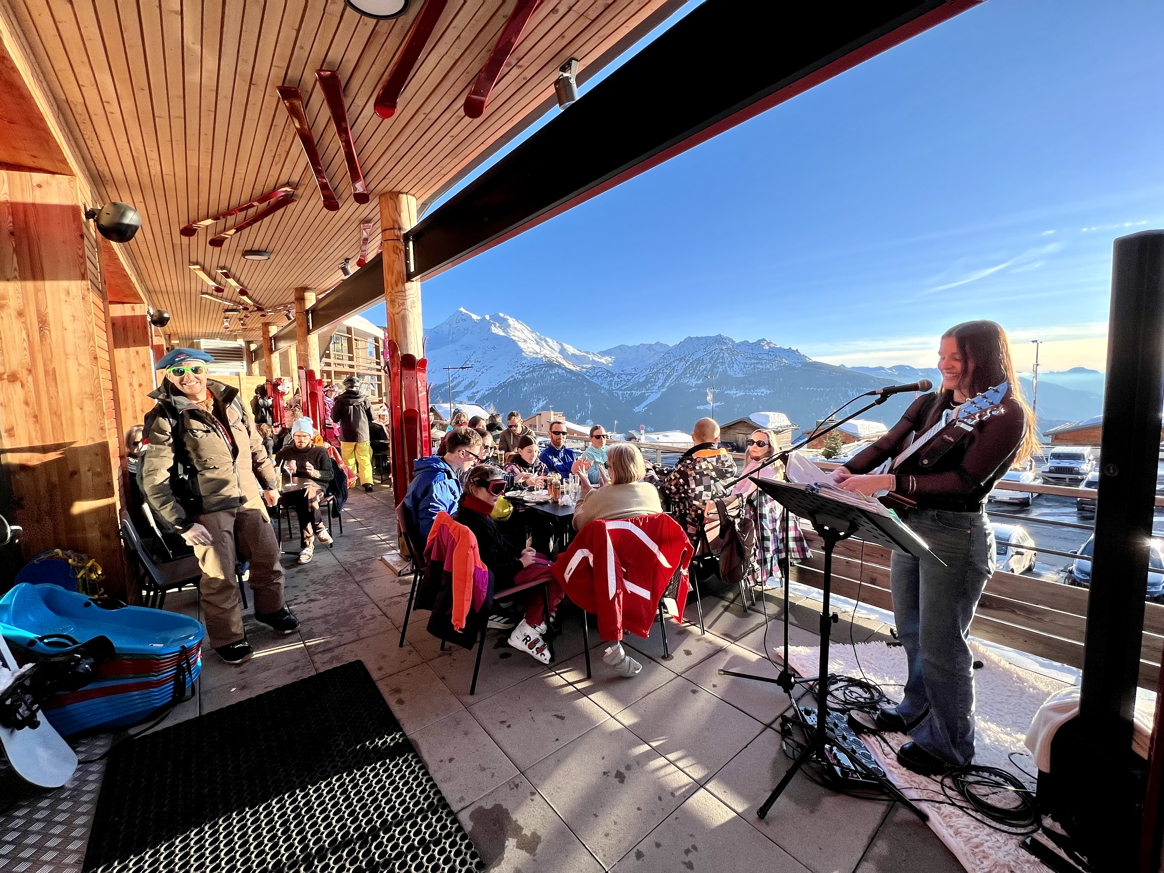 Après-ski concert chez Skiset Olympic Sports & Café | Explore Savoie ...