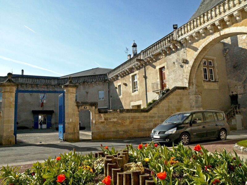 Château De Jonzac, Jonzac (17500) - Sites Et Monuments Historiques ...