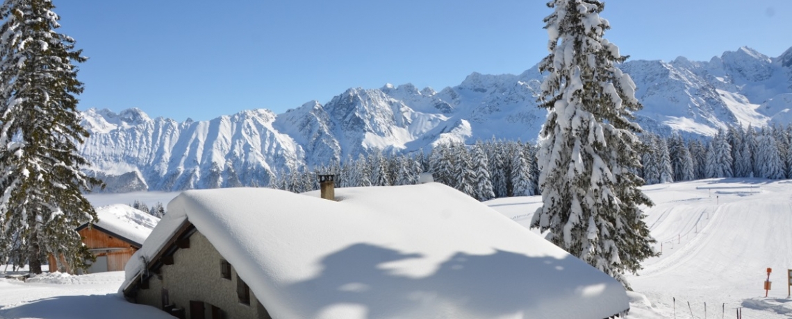 Refuge du Crêt du Poulet -hiver - Auvergne-Rhône-Alpes Tourisme