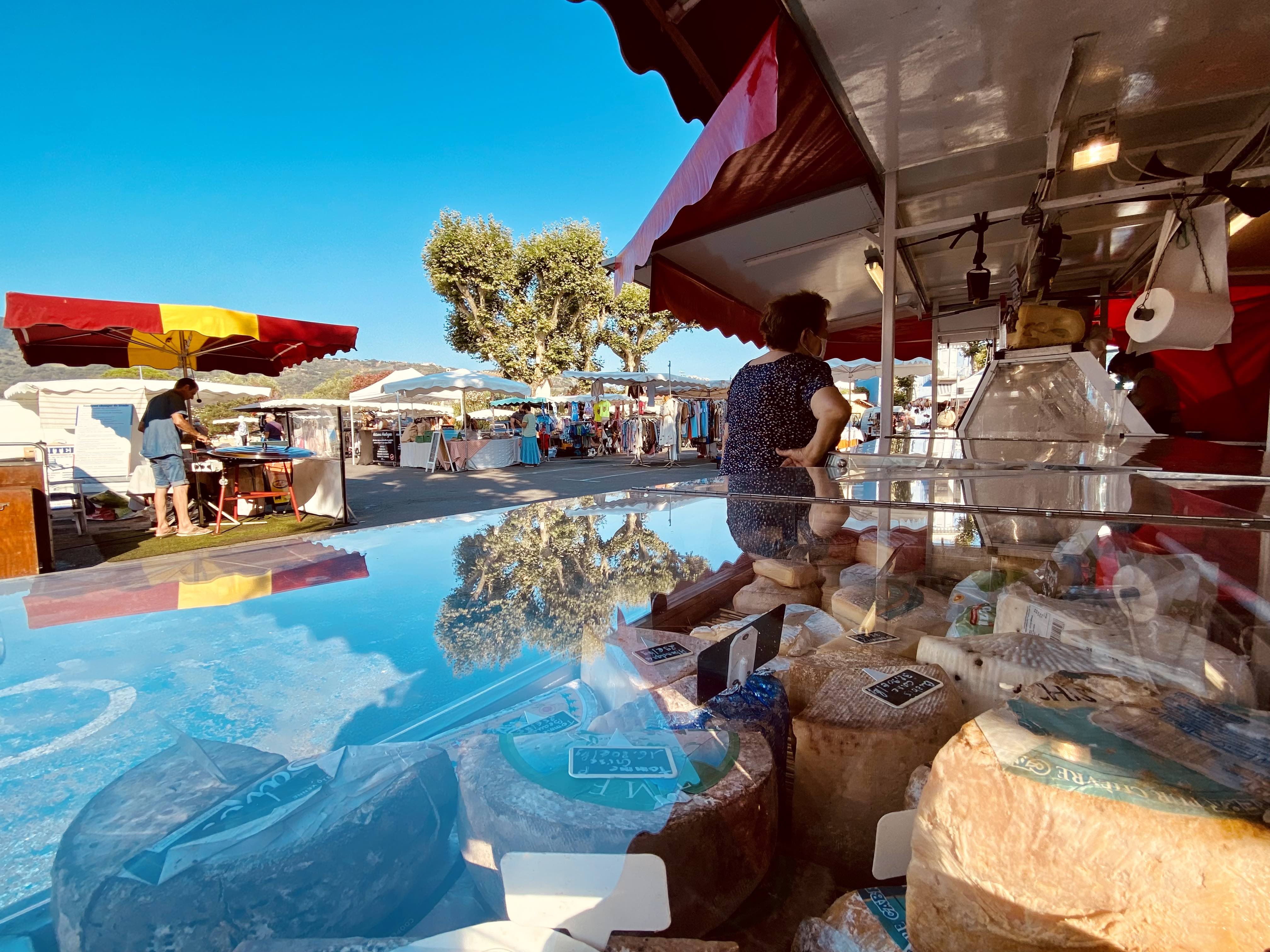 Marché à Pégomas - Place du Logis - Pays de Grasse Tourisme