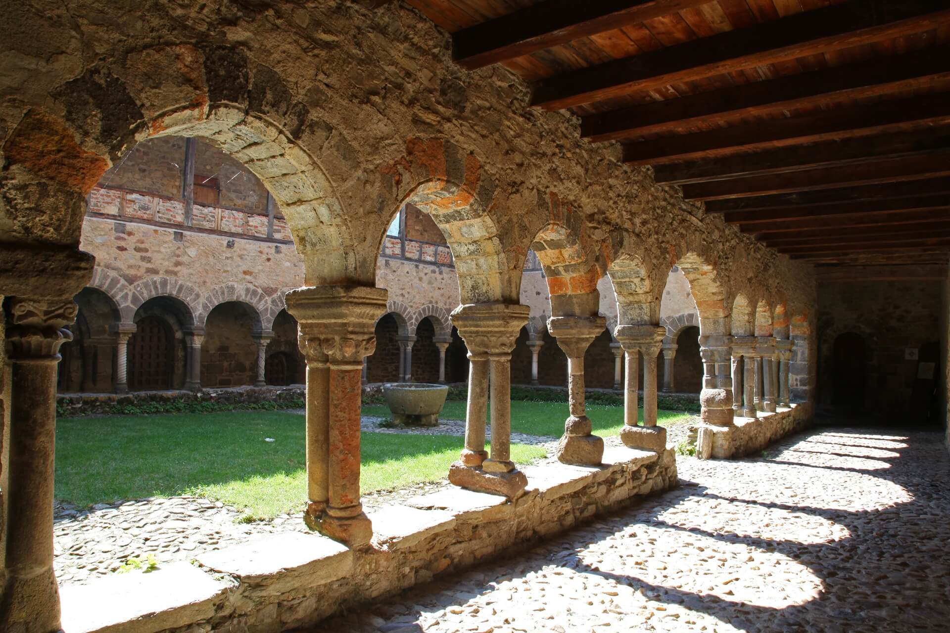 Cloître et abbaye de Lavaudieu -Visites- - Auvergne-Rhône-Alpes Tourisme