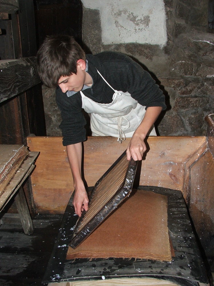 Devenez compagnon papetier et fabriquez votre feuille - Auvergne-Rhône ...