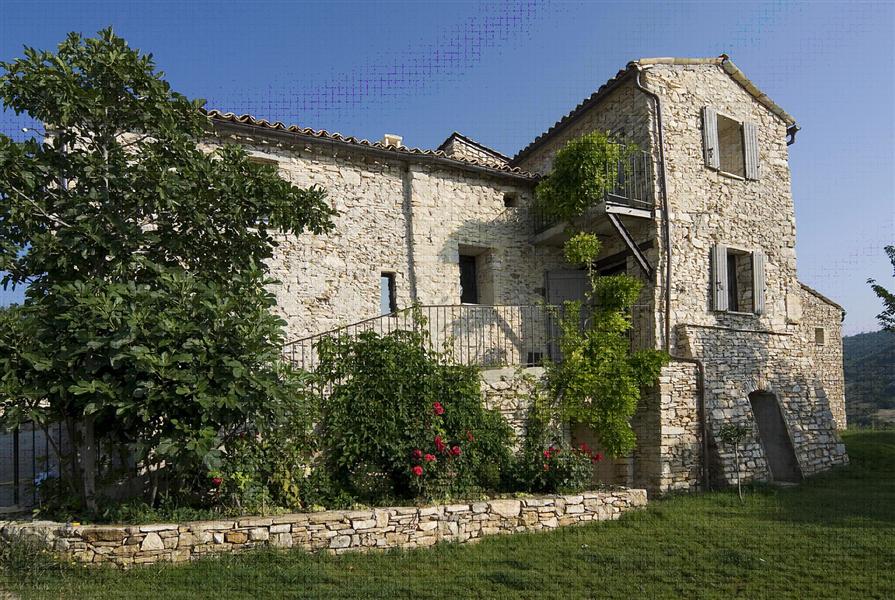 Le Hameau de Pichovet - L'Amandier, Meublé et Gîte à Vachères | Alpes ...